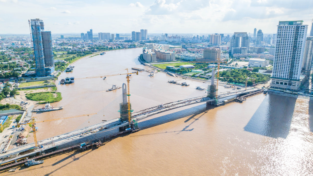 នរាផាកវ៉េ (Norea Parkway) នៃទីក្រុងនរា តារារះនាទិសបូព៌នៃទីក្រុងភ្នំពេញ