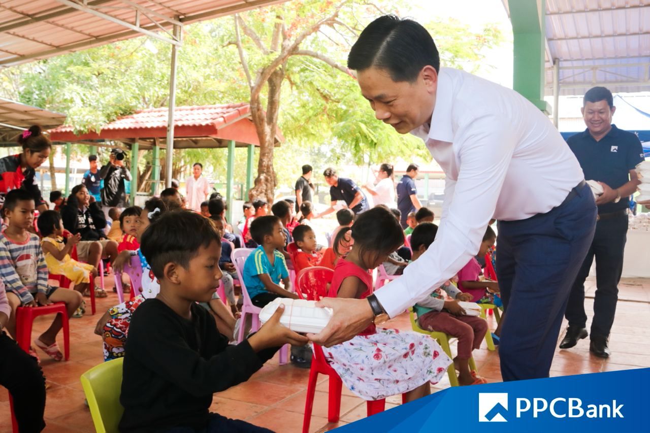 PPCBank នាំយកថវិកា និងសម្ភារៈសិក្សាចែកជូនកុមារកំព្រា និងកុមារគ្មានទីពឹង ...