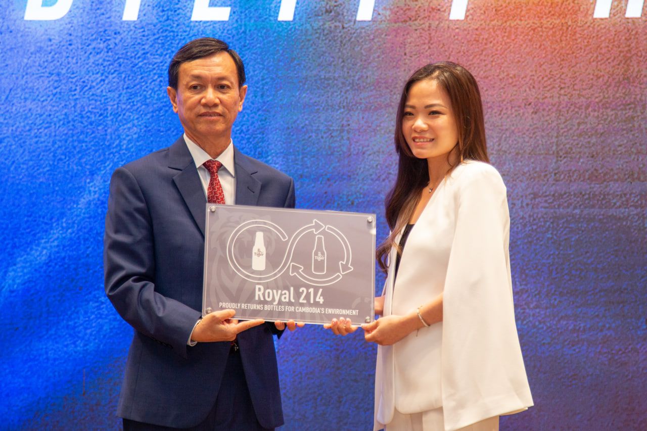 សហគមន៍ធុរកិច្ចកម្ពុជាអបអរសាទរវីរជនដែលនៅពីក្រោយយុទ្ធនាការប្រមូលដបត្រឡប់មកវិញ