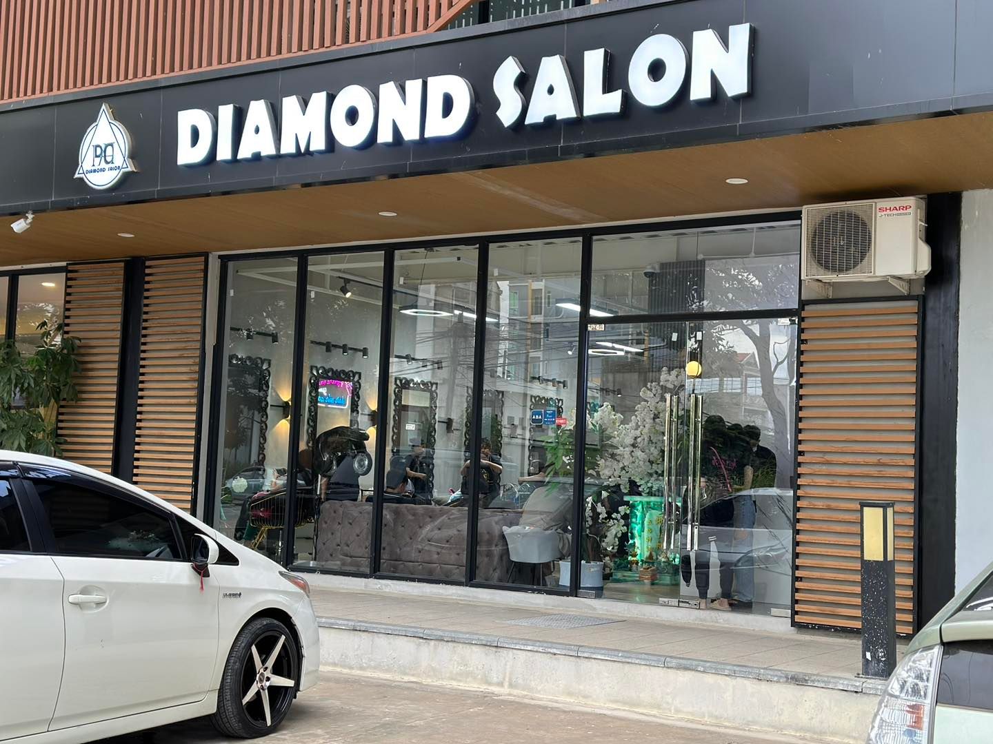 ផ្តើមរកស៊ីពីកៅអីជ័រ២ អ្នកស្រី បូរុម ប៉ូលីកា ប្រឹងរហូតពង្រីកបាន៤សាខា ទាក់ទាញសុទ្ធតែតារាល្បីៗចូលធ្វើ